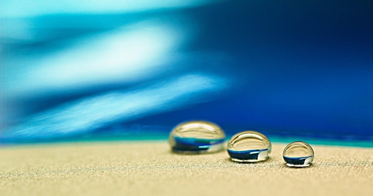 Le gocce rotolano come biglie sul nuovo materiale che odia l'acqua ...