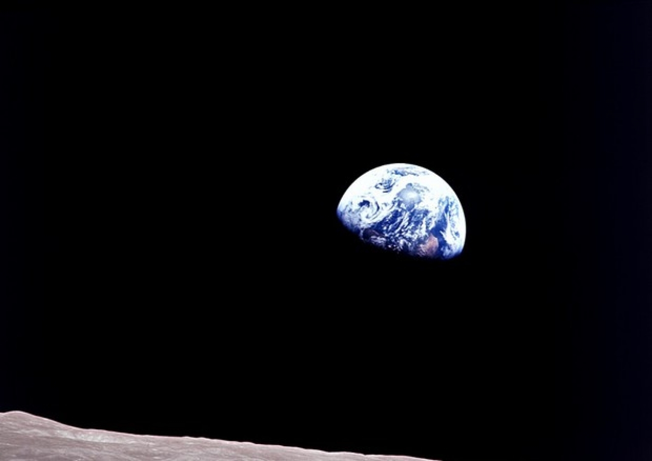 Compie 50 Anni Lalba Terrestre Vista Dallo Spazio Laregione