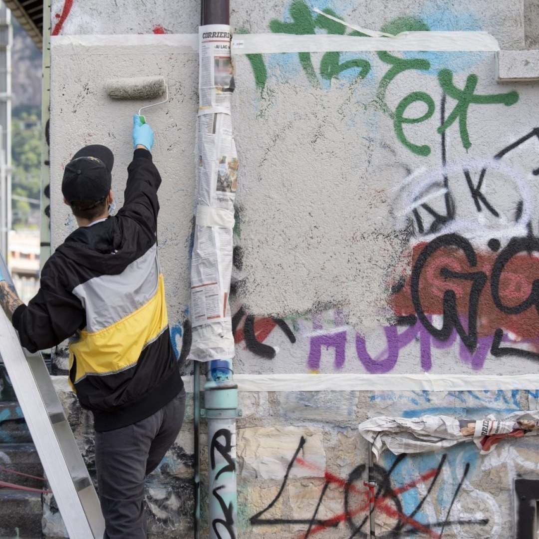 A Mendrisio i 'writers' puliscono i muri dalle scritte | laRegione.ch