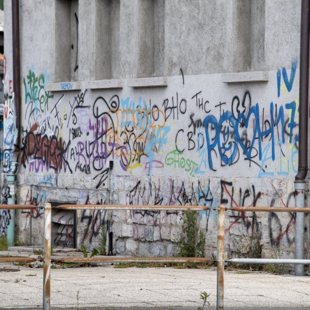 A Mendrisio i 'writers' puliscono i muri dalle scritte | laRegione.ch